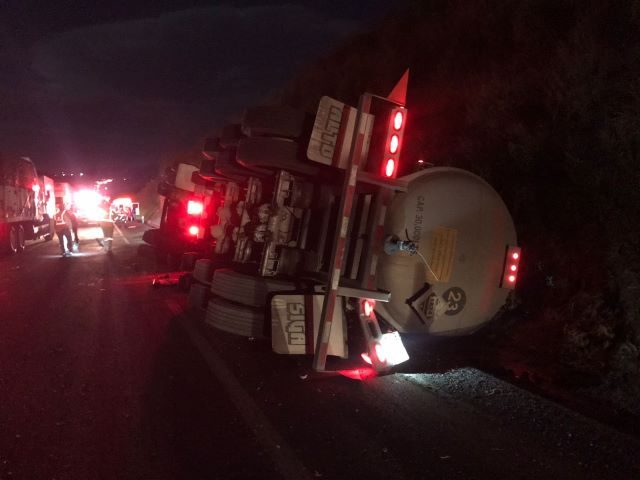 ¡En San Juan de los Lagos aparatosa volcadura de una pipa cargada con sosa cáustica! – El Circo