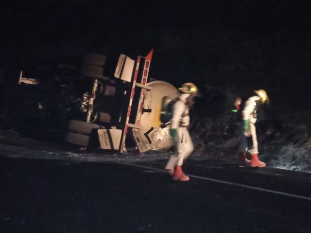 ¡En San Juan de los Lagos aparatosa volcadura de una pipa cargada con sosa cáustica! – El Circo