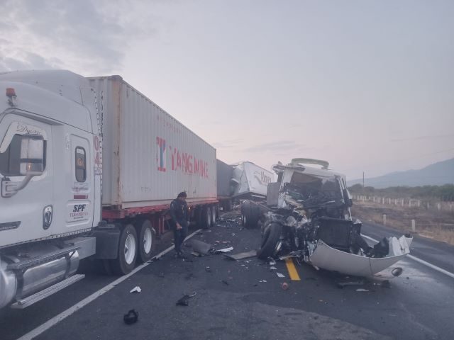 ¡Choque entre dos camiones quinta rueda en Saín Alto dejó un chofer ...