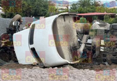 ¡Choque y volcadura entre una camioneta cerrada y un tráiler dejó dos ...