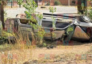 ¡Choque y volcadura entre una camioneta cerrada y un tráiler dejó dos ...